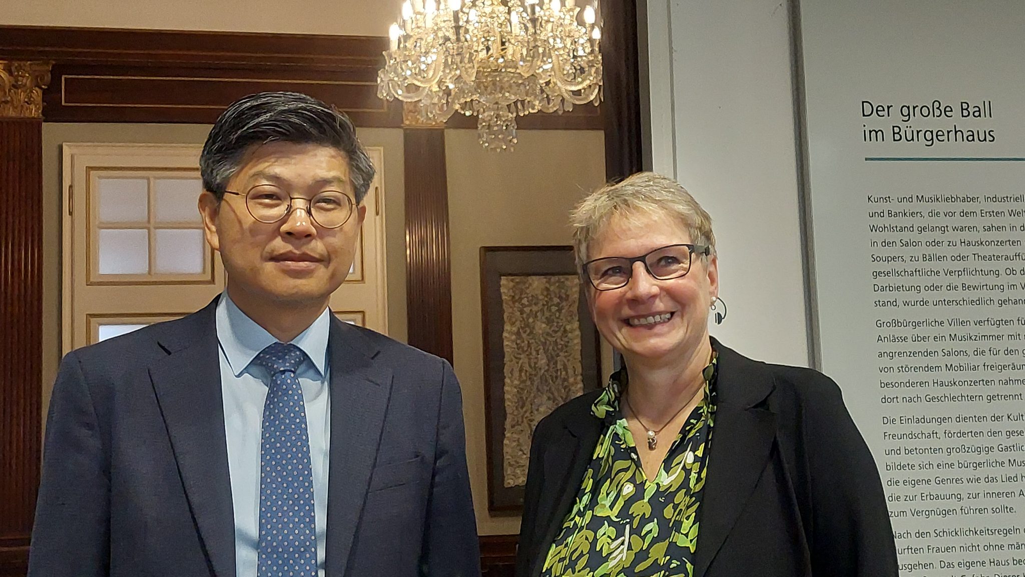 “Wir In Dortmund”지(誌) 권원직 공사의 도르트문트 방문 및 “한-독 수교 140주년 기념”에 대해 특집기사 게재 ...